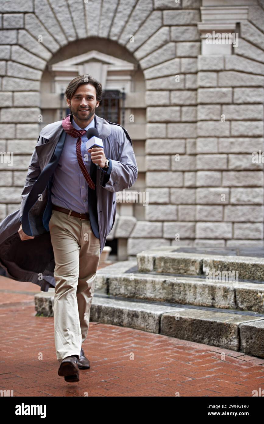 Reporter street mic hi-res stock photography and images - Alamy