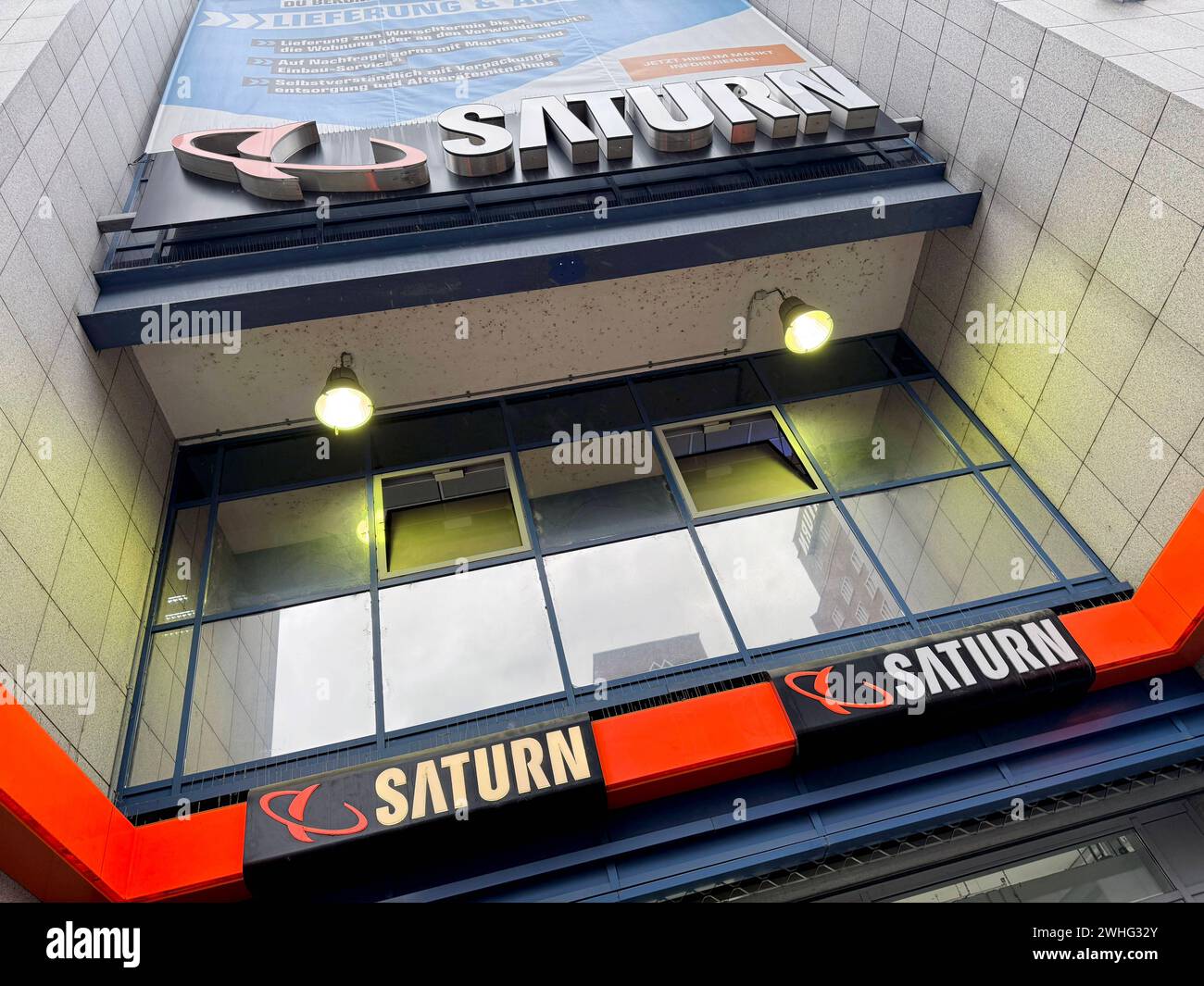 Die Saturn Filiale in der Maybachstr. Das Logo von Saturn. Saturn Filiale am 09.02.2024 in Koeln ...