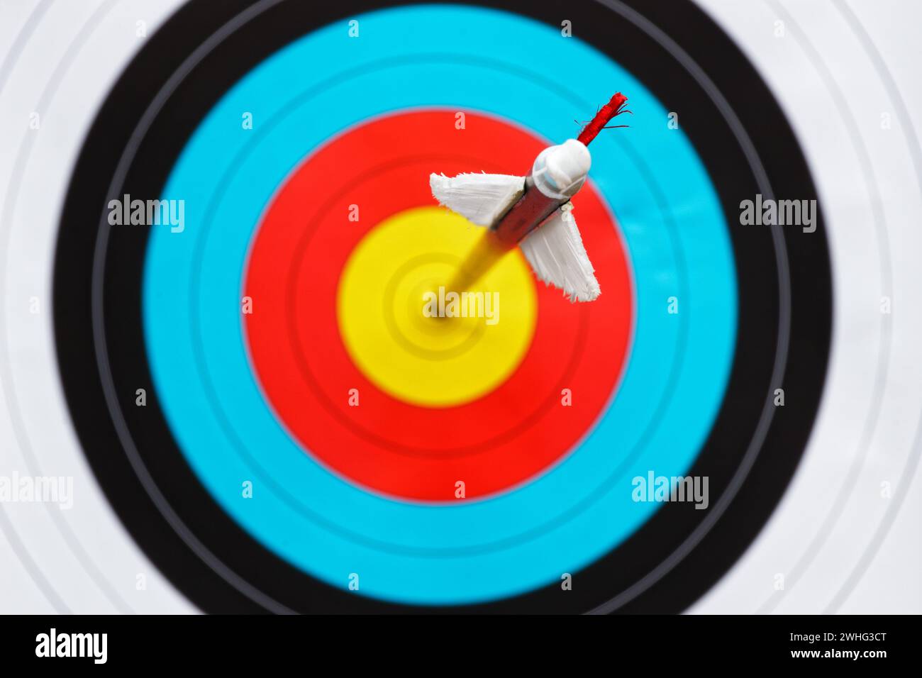 Bullseye hit with arrow focus on arrow Stock Photo - Alamy