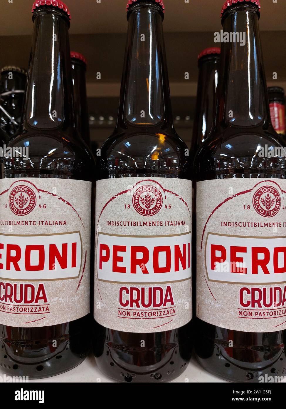 Italian Cruda beer bottles by Peroni in a supermarket Stock Photo - Alamy