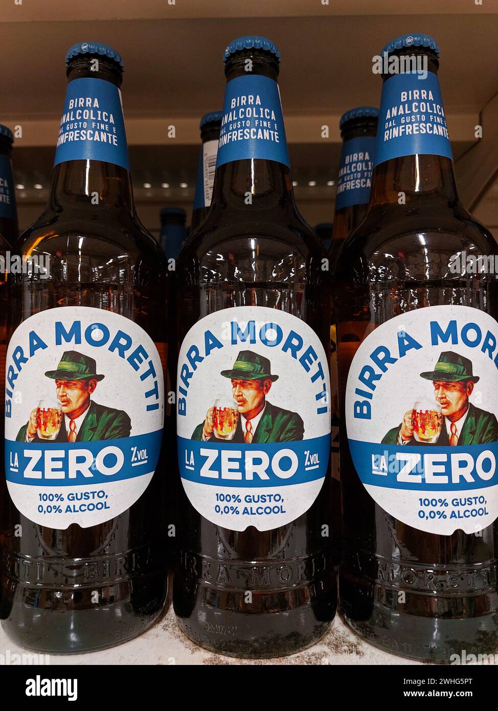 Alcohol free Zero beer bottles by Moretti in a supermarket Stock Photo ...