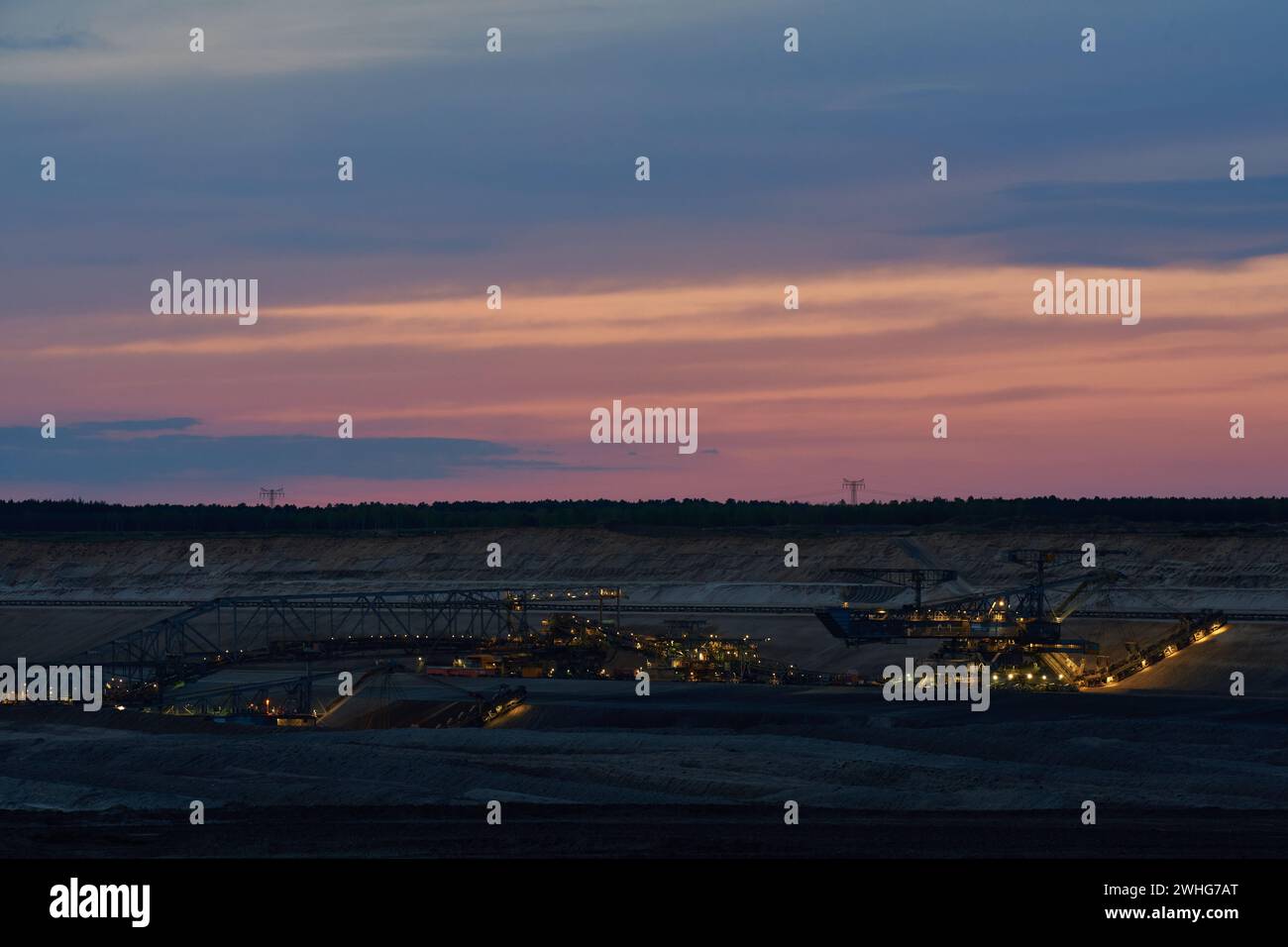 Brown coal mine in Jaenschwalde at night Stock Photo - Alamy