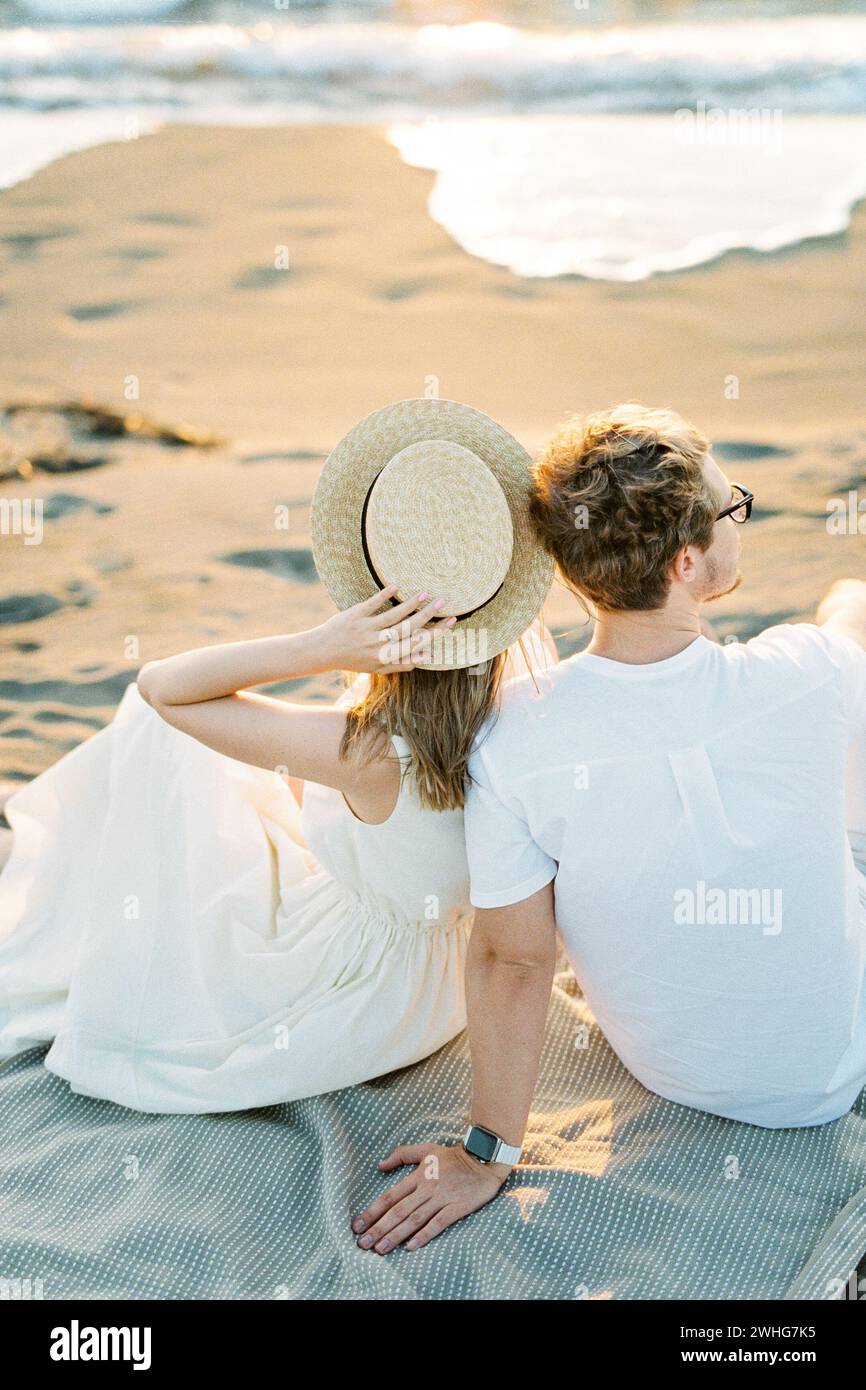 Woman leaning into man hi-res stock photography and images - Alamy