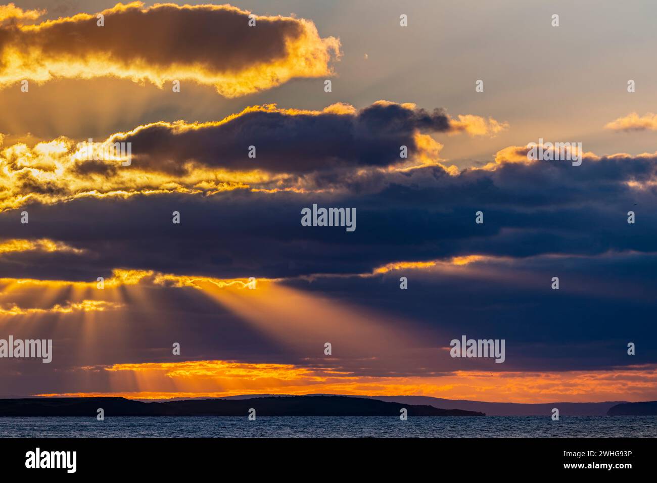 Crepuscular and Anticupuscular rays breaking through the cloud cover ...