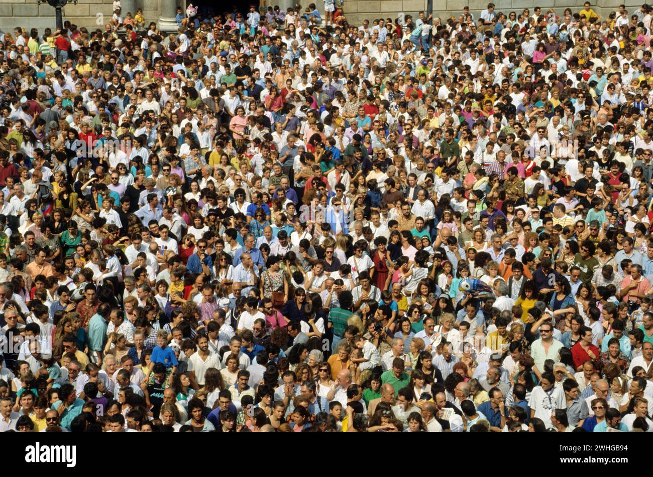 spain barcelona crowd thousands people meeting festival Stock Photo - Alamy