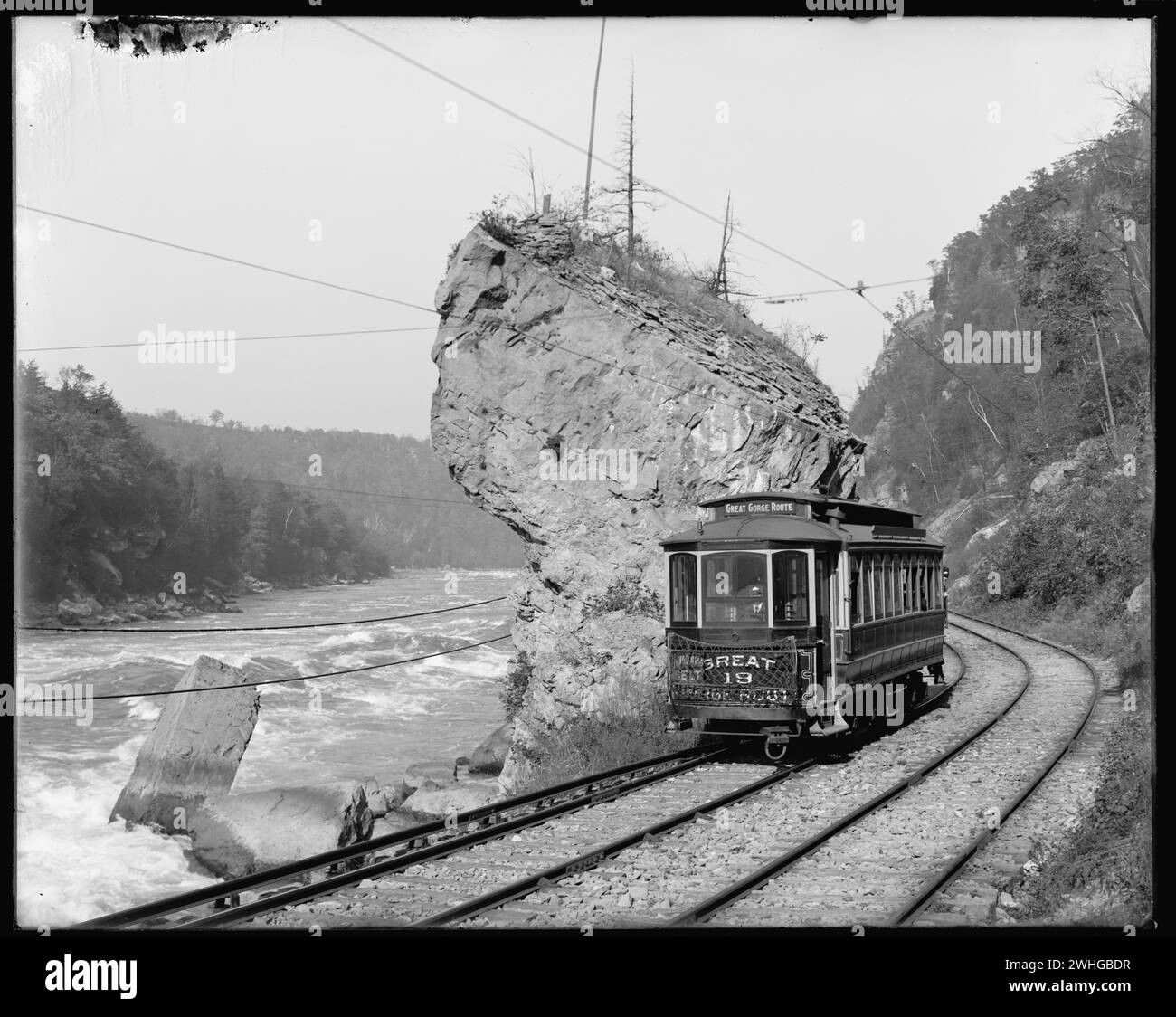Train traveling on the Giant rock, Great Gorge Route (Niagara Gorge ...