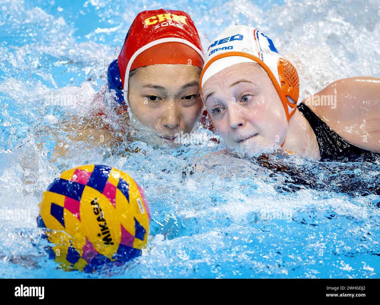 DOHA - Wenzin Dong and Lola Moolhuijzen during the women's water polo ...