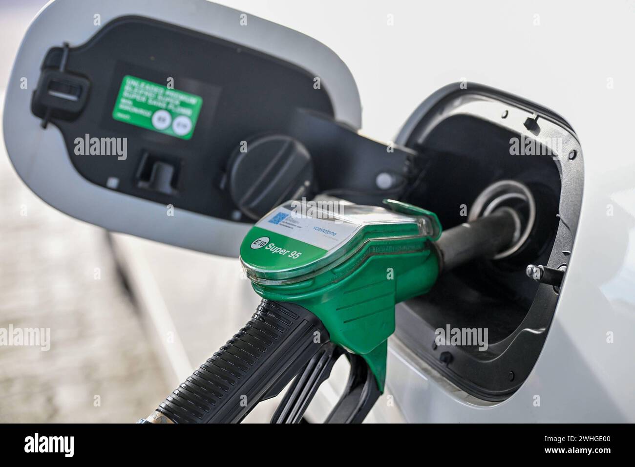 Tankstelle, Spritpreise 10.02.2024, Linz, AUT, Tankstelle, im Bild Auto ...