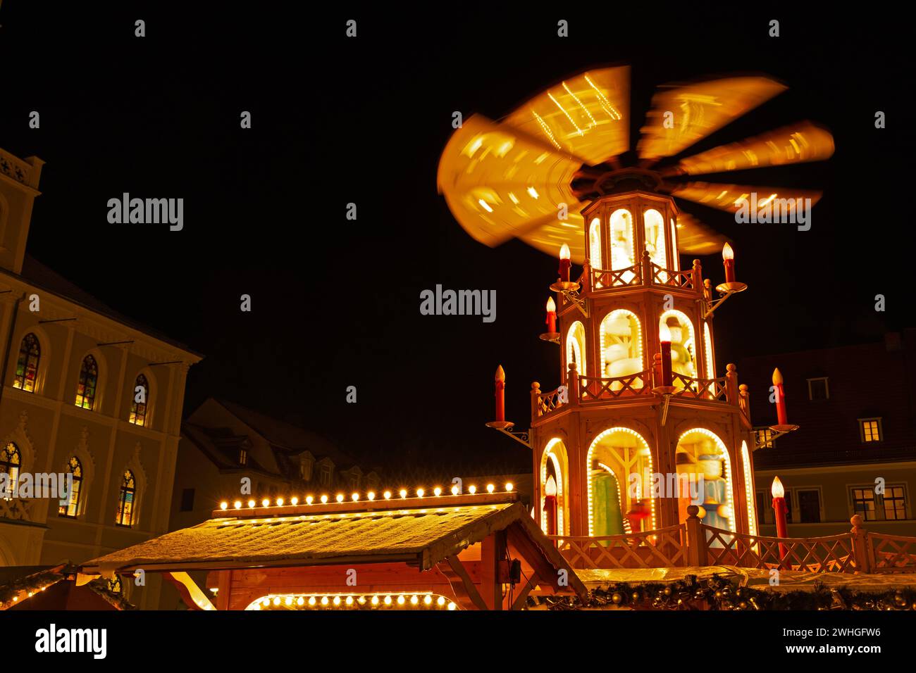 Market square with pyramid hi-res stock photography and images - Alamy