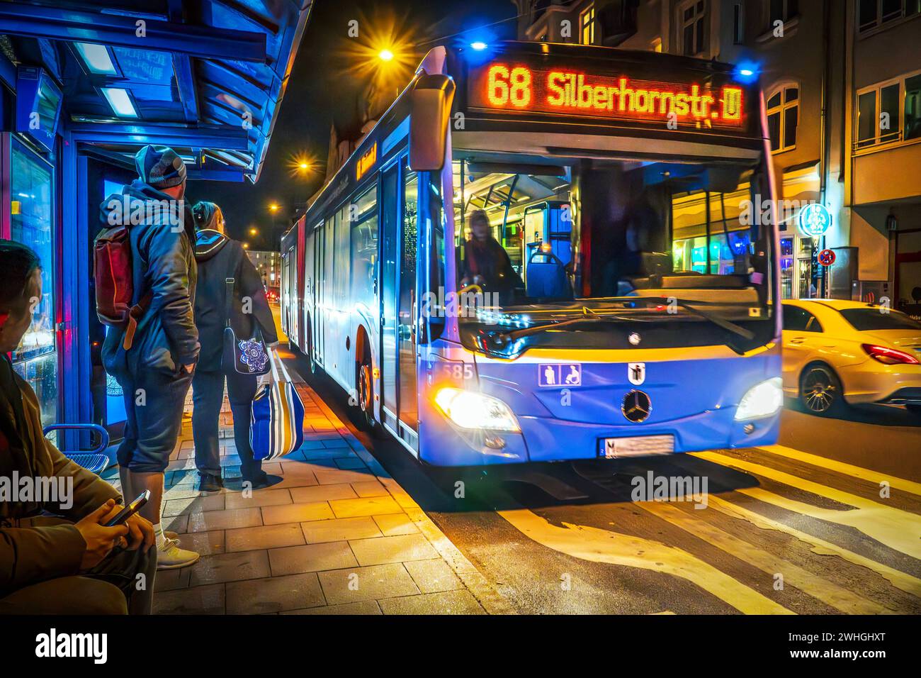Fahrgäste warten an der Bushaltestelle, Bus Linie 68 hält, München ...