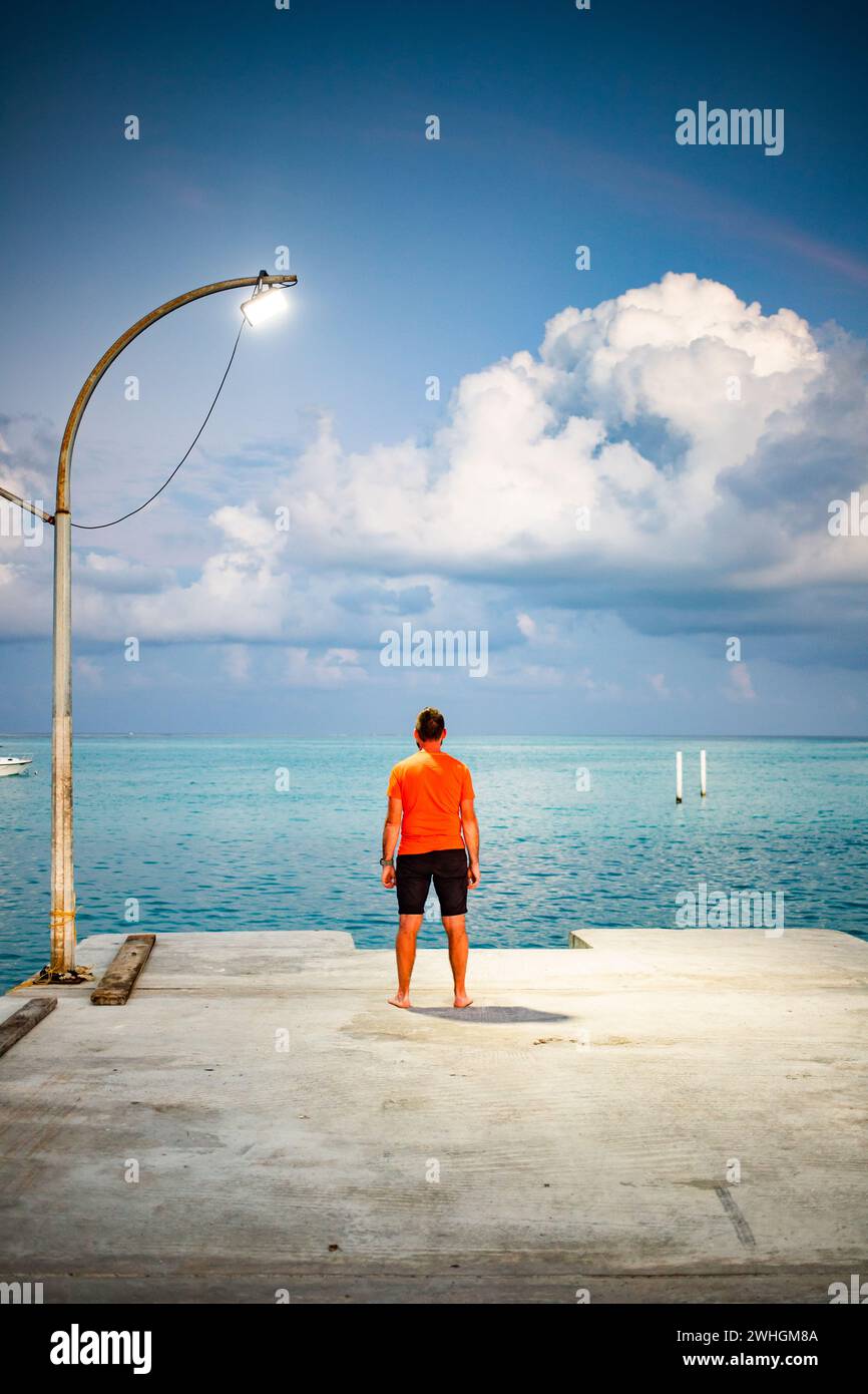 Silhouette of man looking at sunset hi-res stock photography and images ...