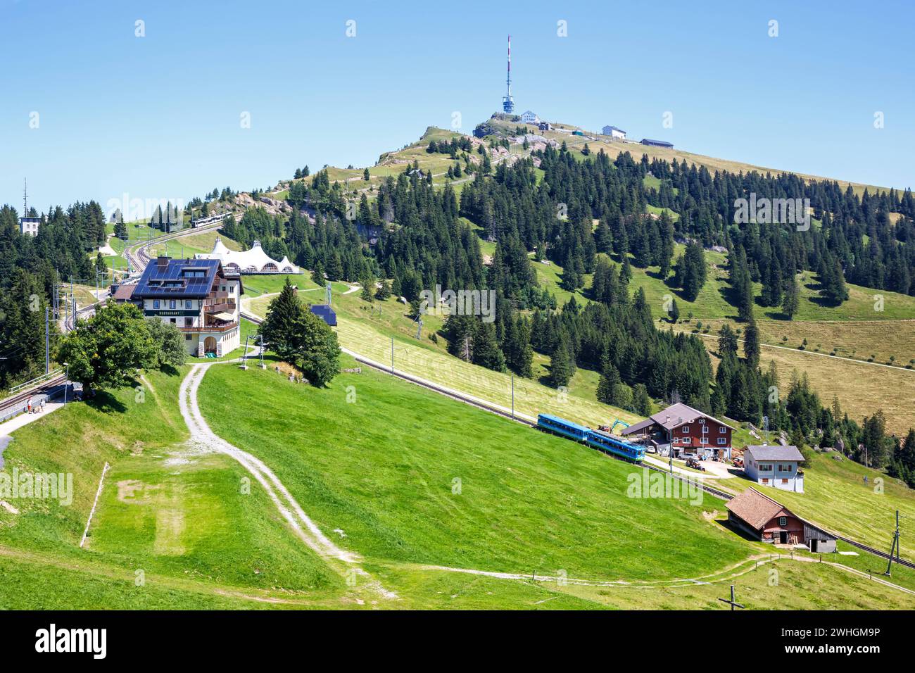 Blick auf Berg Rigi mit Rigibahn mit Alpen Berge in der Schweiz Rigi ...