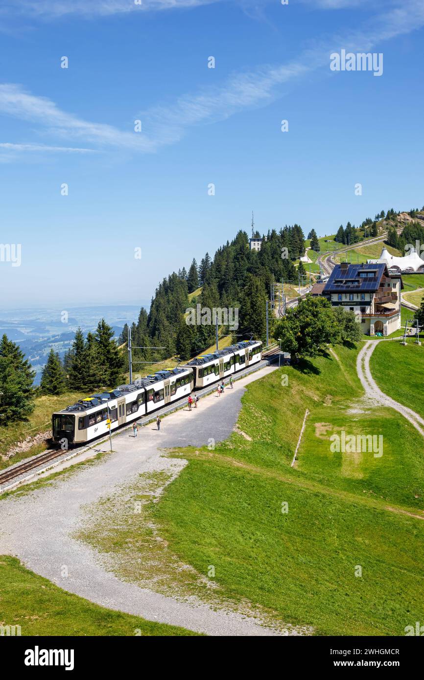 Blick auf Berg Rigi mit Rigibahn mit Alpen Berge Hochformat in der ...