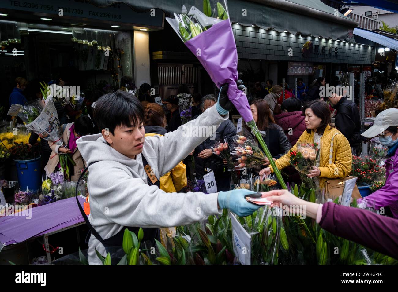 Hong Kong, China. 09th Feb, 2024. People purchase flowers at Mong Kok ...