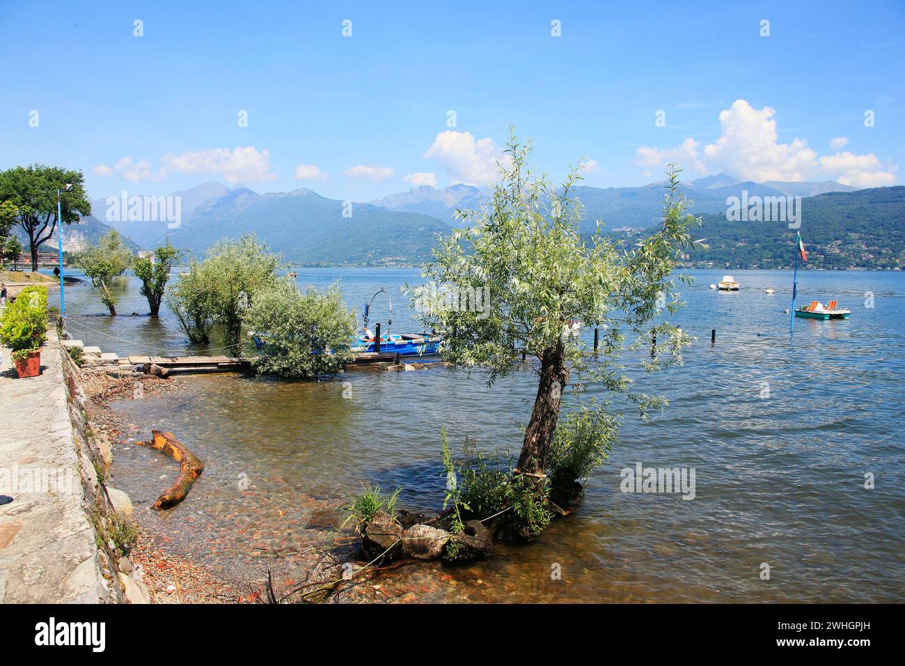 Isola del pescatori hi-res stock photography and images - Alamy