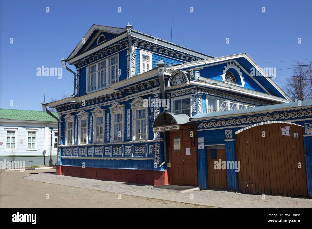 Traditional 19th century russian house hi-res stock photography and ...