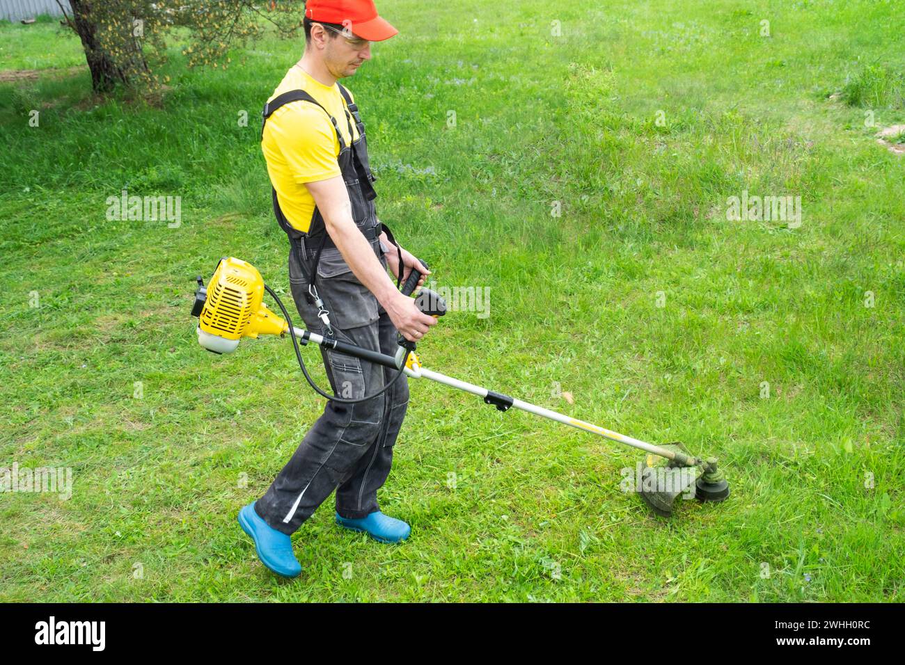 Man cut grass petrol trimmer hi-res stock photography and images - Alamy