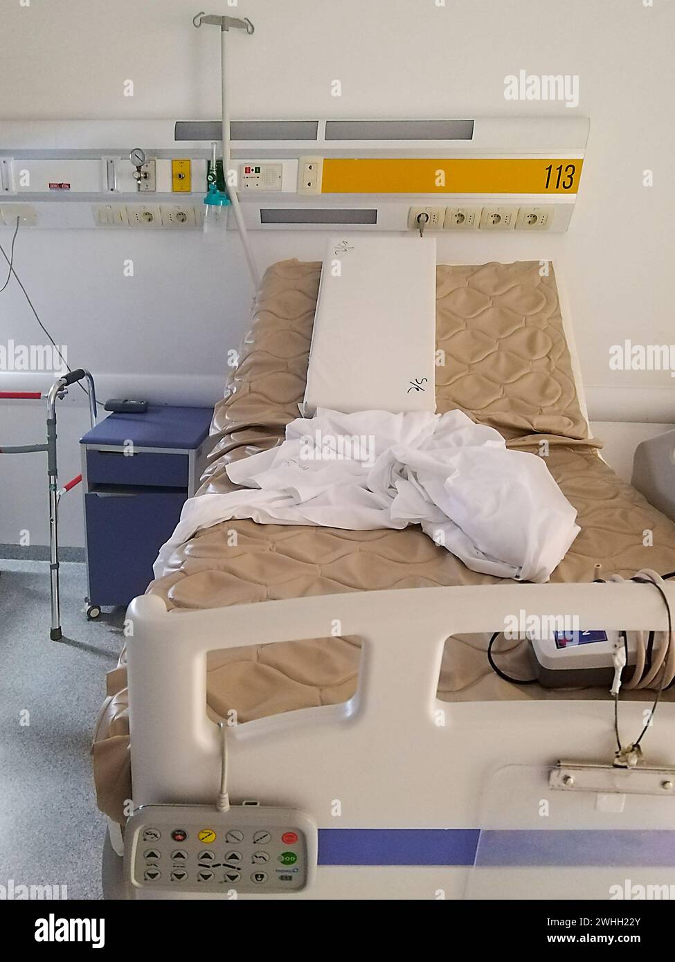 Paramedic bed hi-res stock photography and images - Alamy