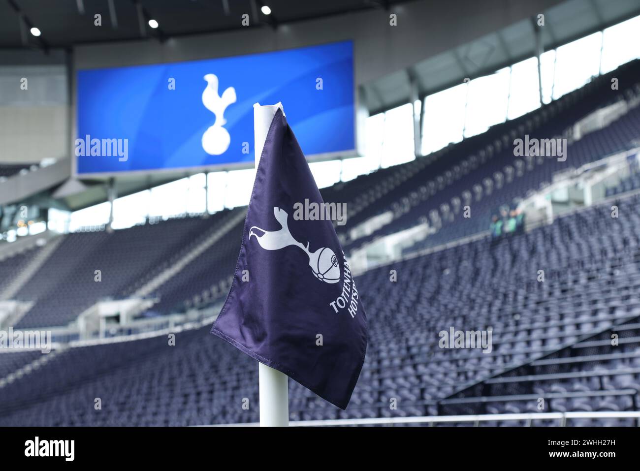 Tottenham hotspur stadium corner flag hi-res stock photography and ...