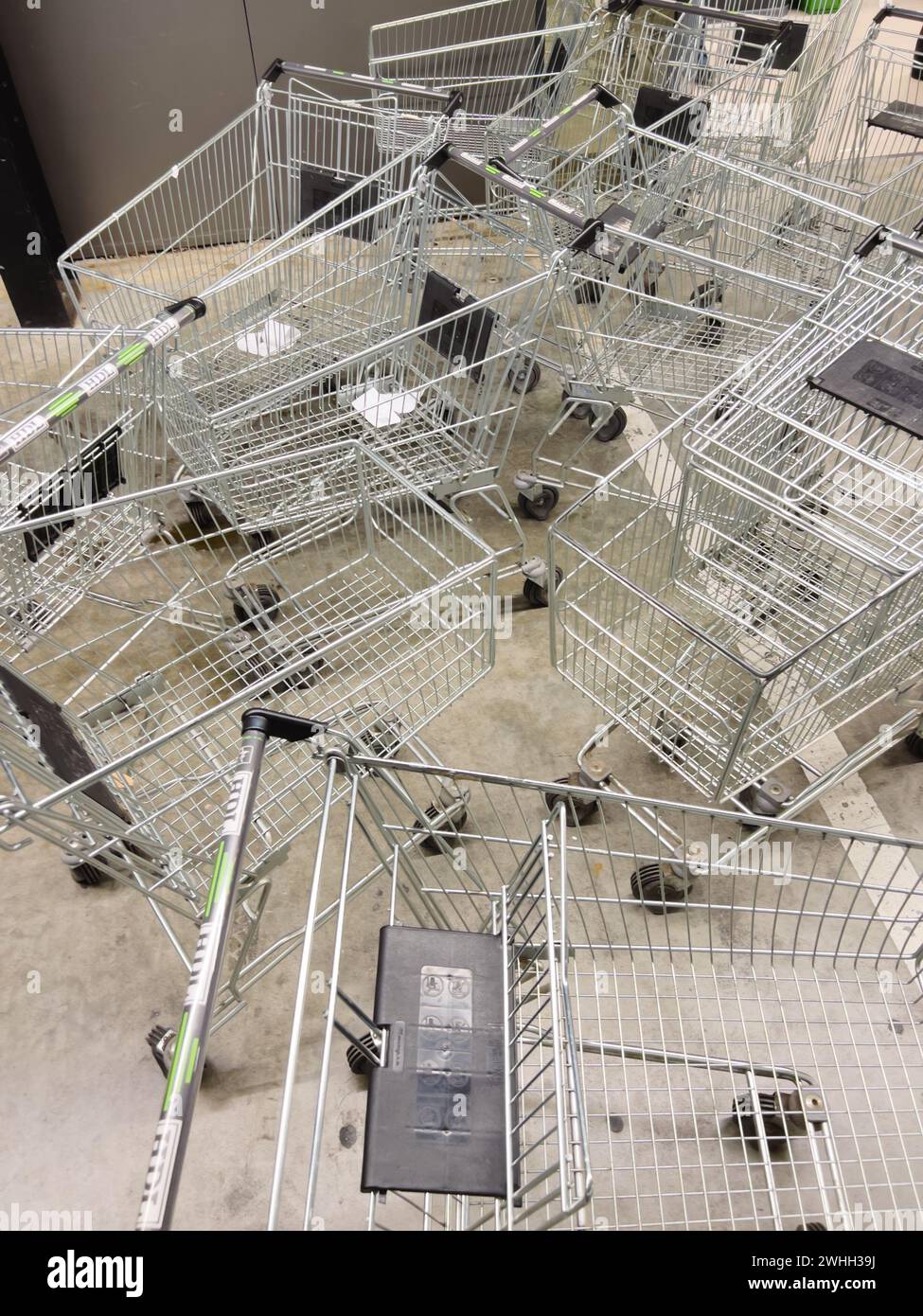 Supermarket trolleys stand in disarray on the store floor Stock Photo ...