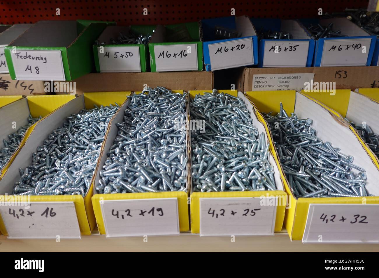 Screws in bulk at a price per kilo Stock Photo - Alamy