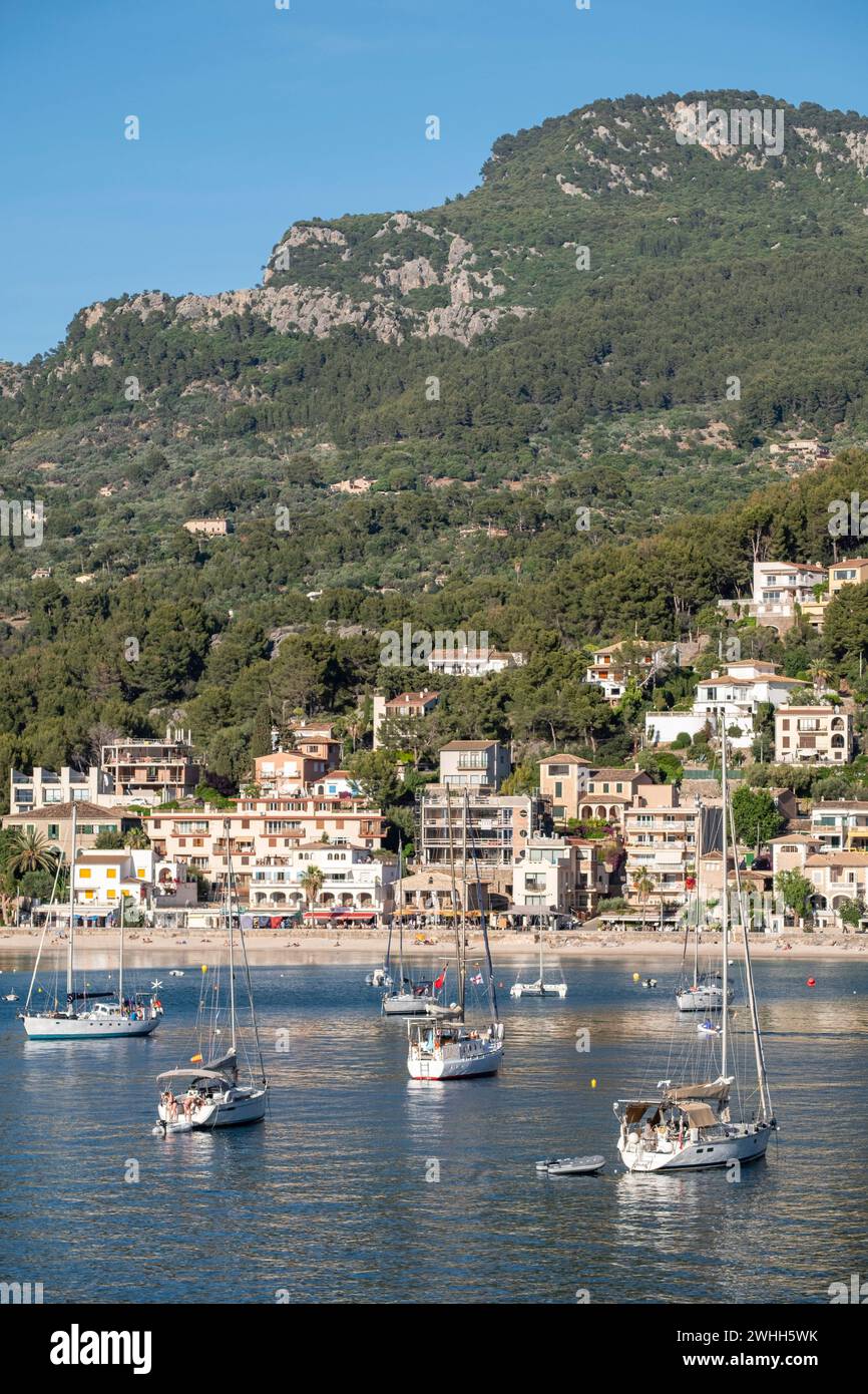 Boats anchored on dock hi-res stock photography and images - Alamy