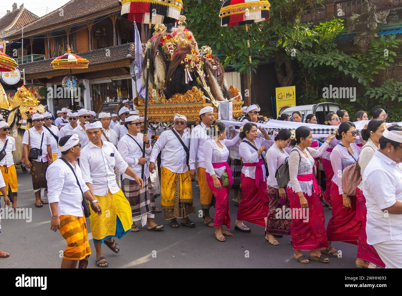 Traditional clothes bali hi-res stock photography and images - Alamy