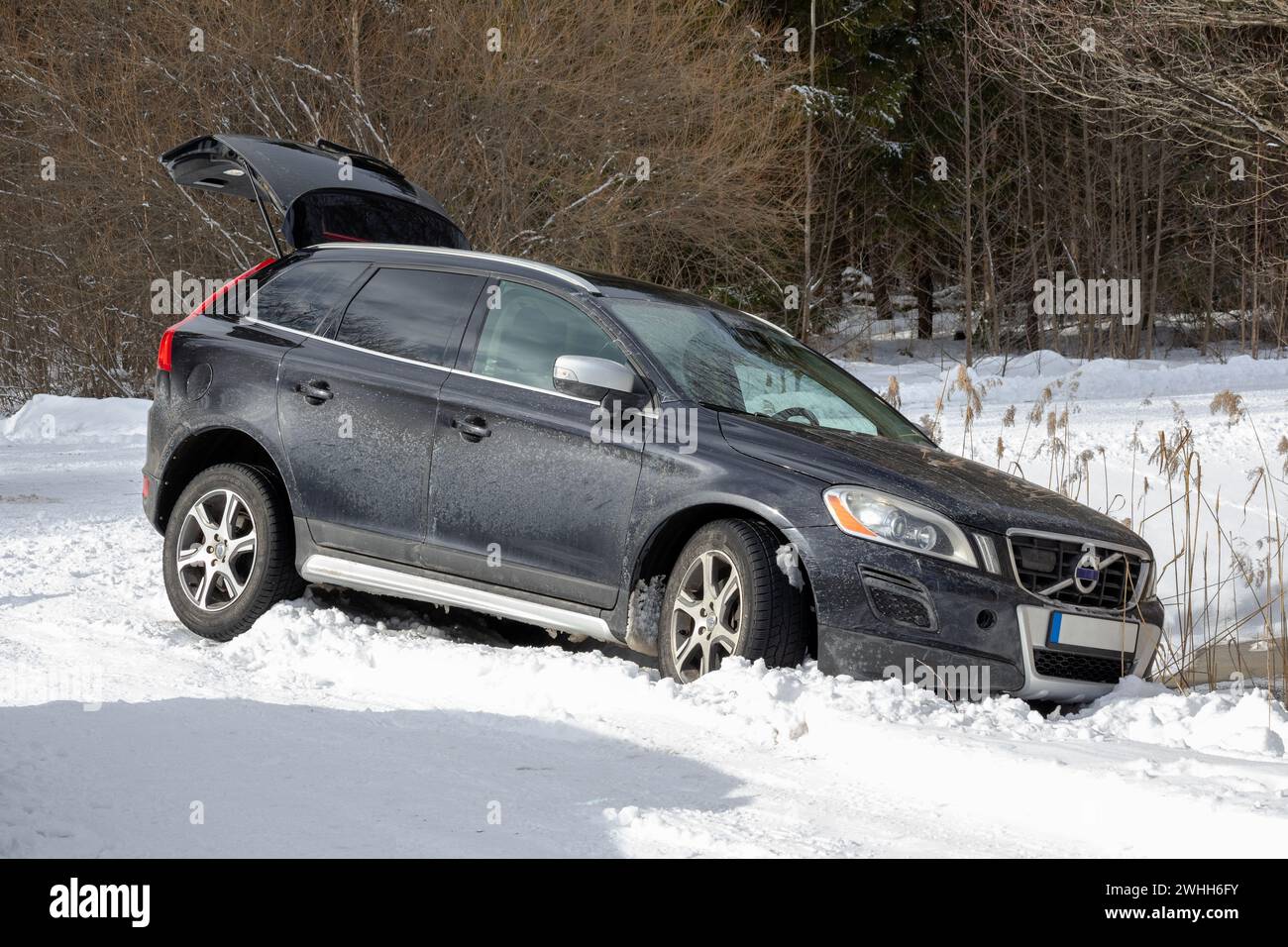Car crash in snow hi-res stock photography and images - Alamy