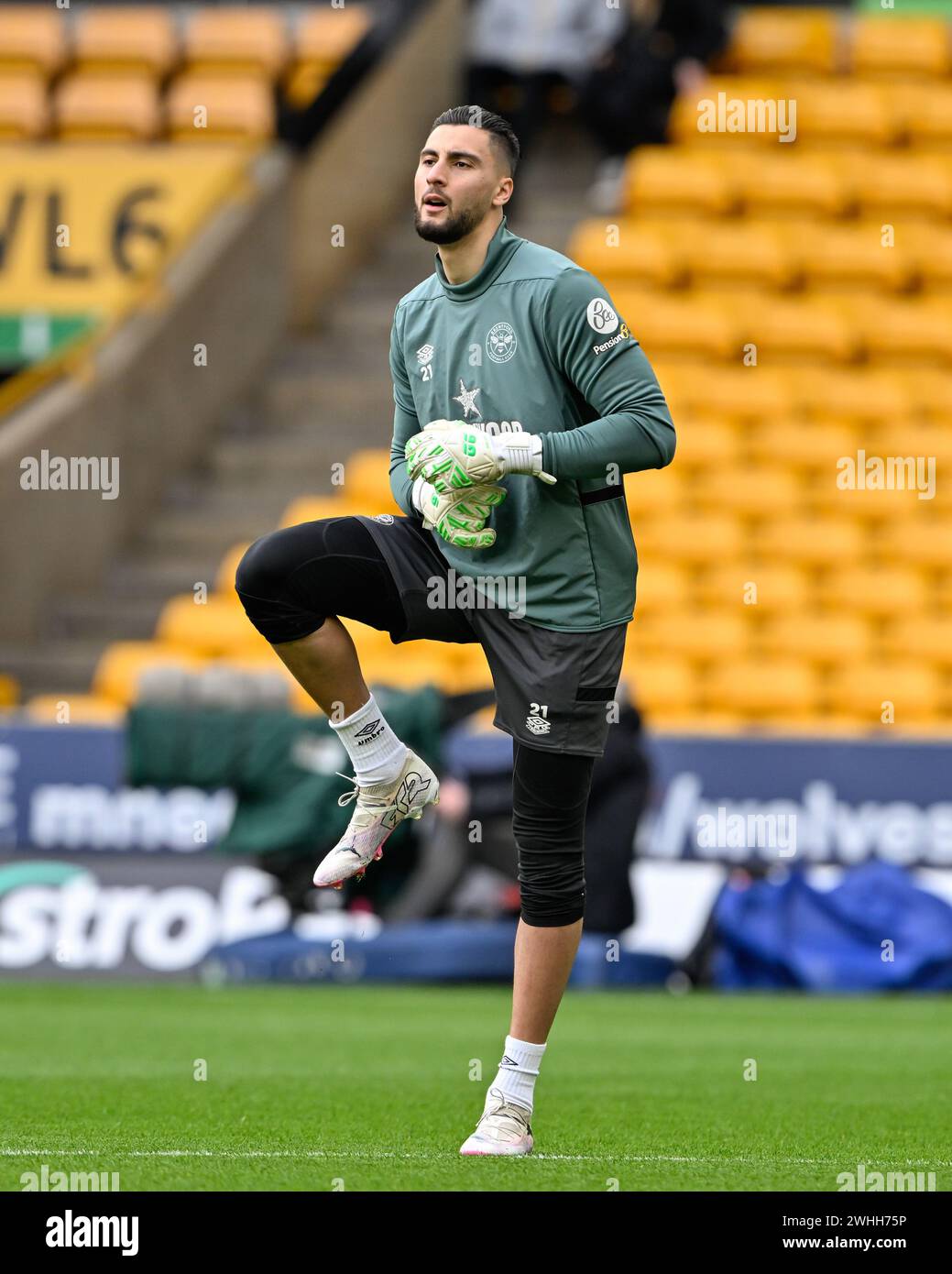 Thomas strakosha brentford hi-res stock photography and images - Alamy