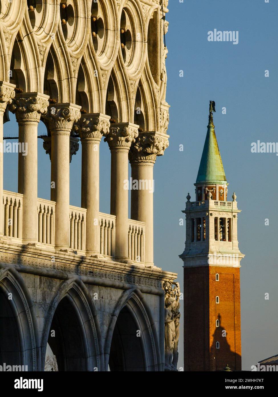 Palacio de los Dogos(s.XIV) y canpanile de San Giorgio Maggiore. Plaza ...