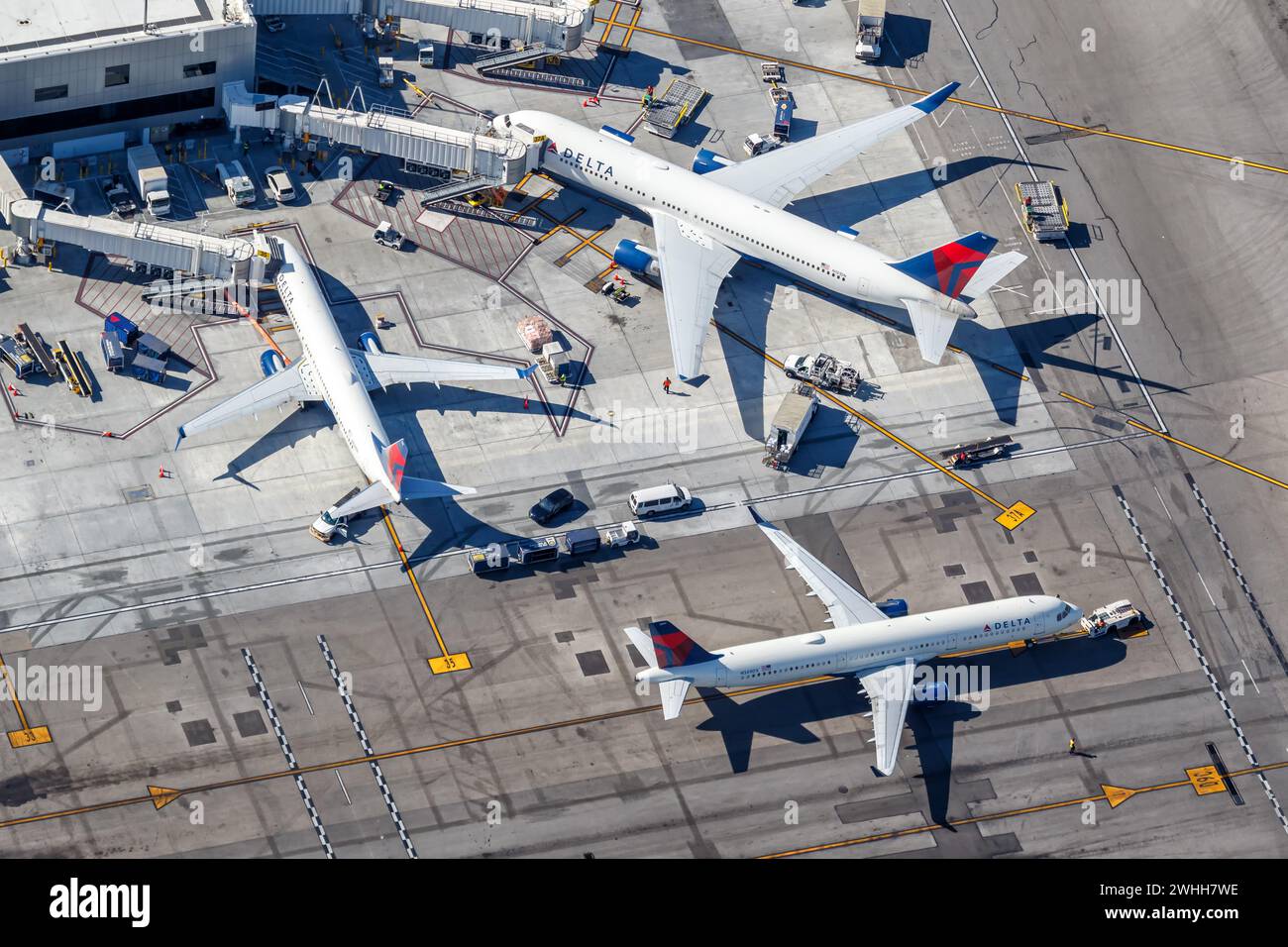 Los Angeles, USA - November 4, 2022: Delta Air Lines Aircraft At Los ...