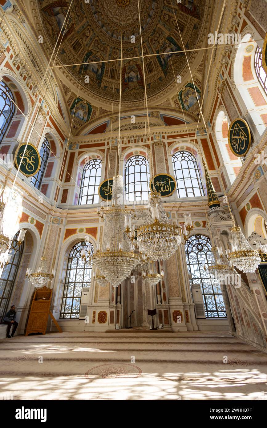 Istanbul 09022024 - Die kleine Moschee von Ortakoey Innenaufnahme des ...