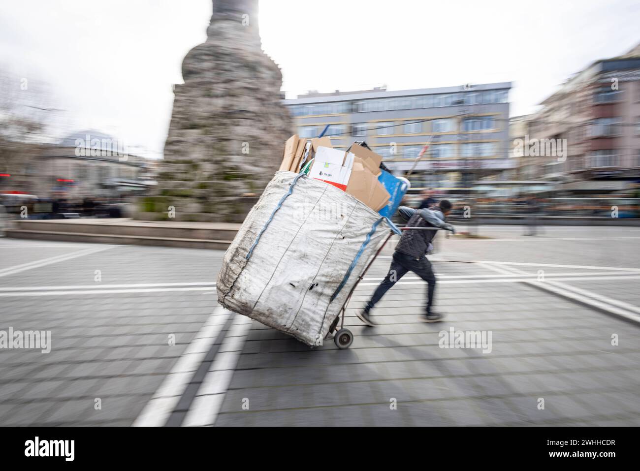 Istanbul 10022024 - Ein Strassenkehrer vor der Suleymaniye Moschee in ...