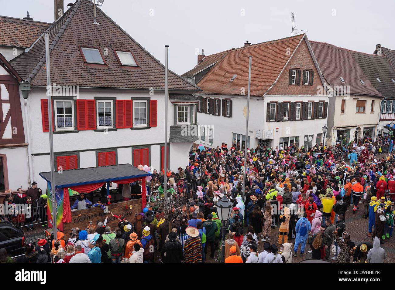 Besucher beim Umzug am Stadthaus - Gernsheim 10.02.2024 ...