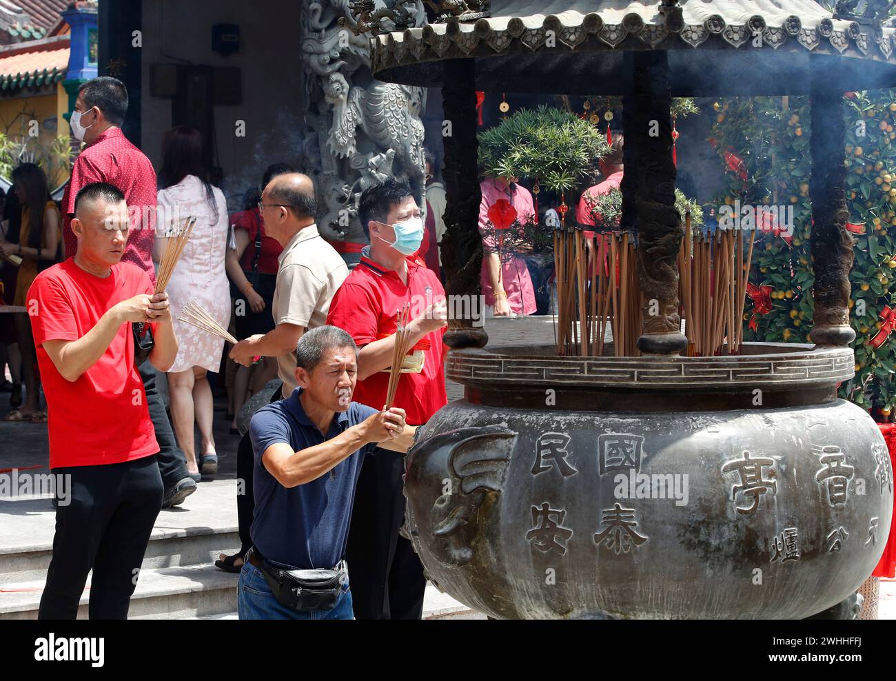 Kuala Lumpur, Malaysia. 10th Feb, 2024. Malaysian ethnic Chinese pray ...