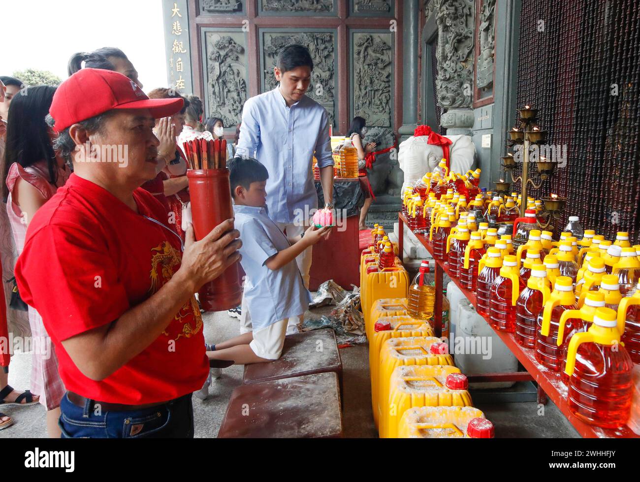 Kuala Lumpur, Malaysia. 10th Feb, 2024. Malaysian ethnic Chinese pray ...