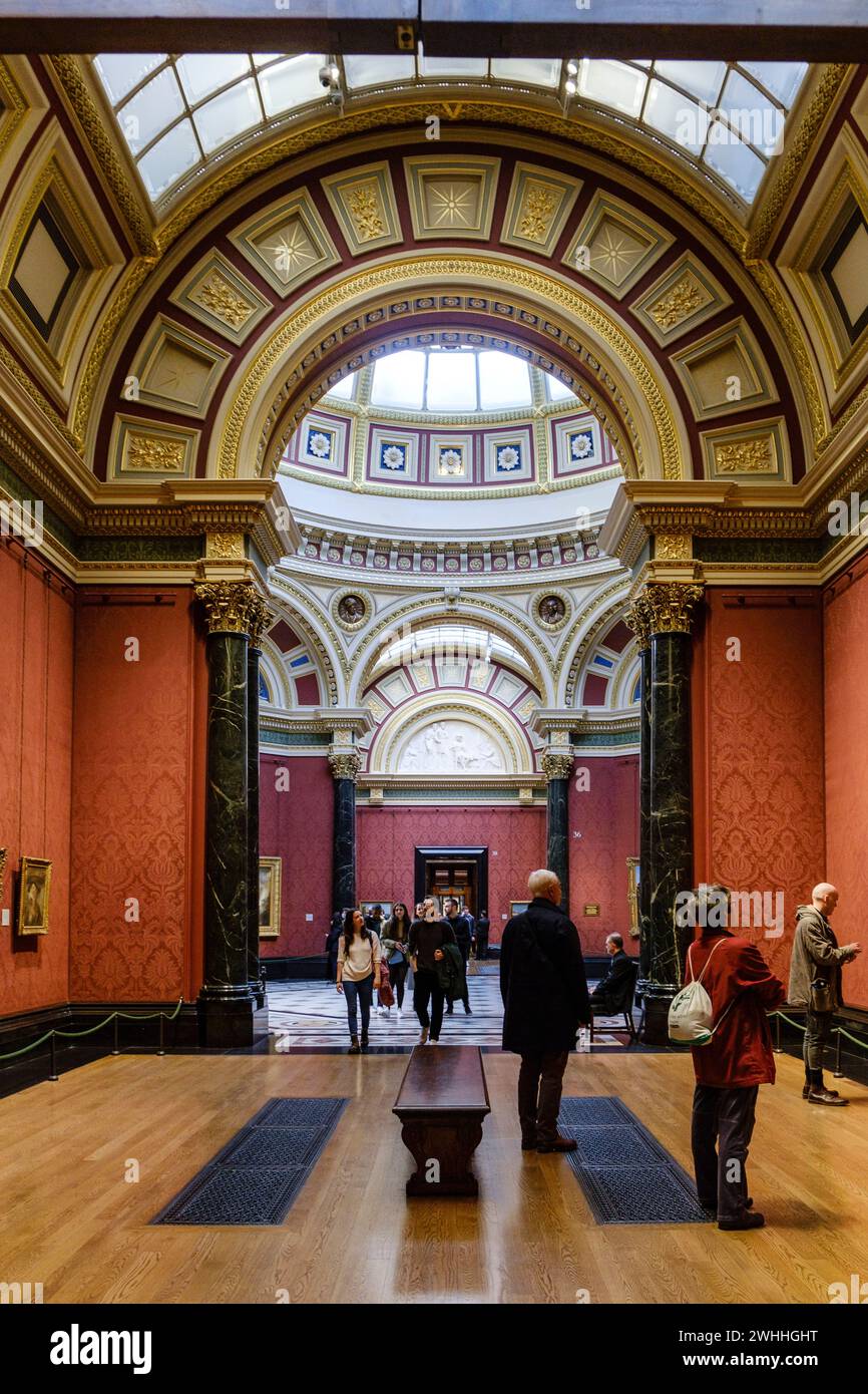 Tourists visiting art gallery hi-res stock photography and images - Alamy