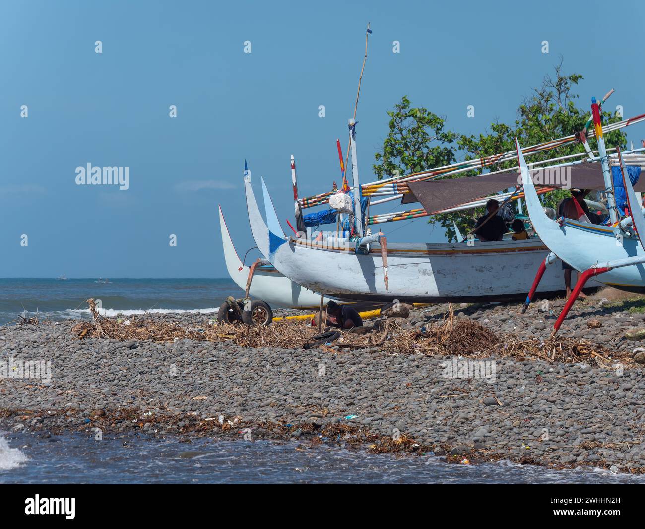 Traditional indonesian fishing boat hi-res stock photography and images ...