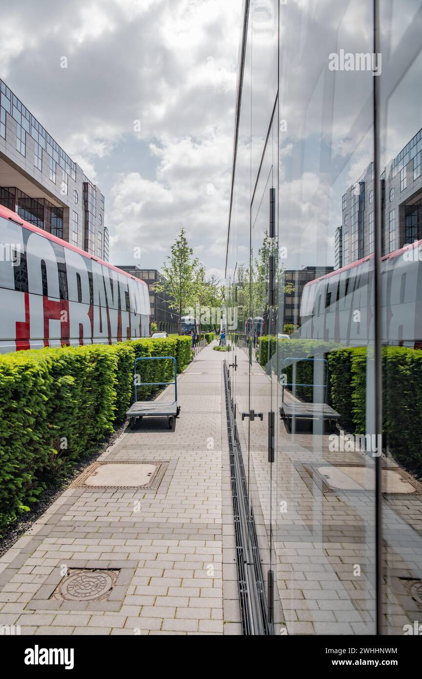 Reflection of bus hi-res stock photography and images - Alamy