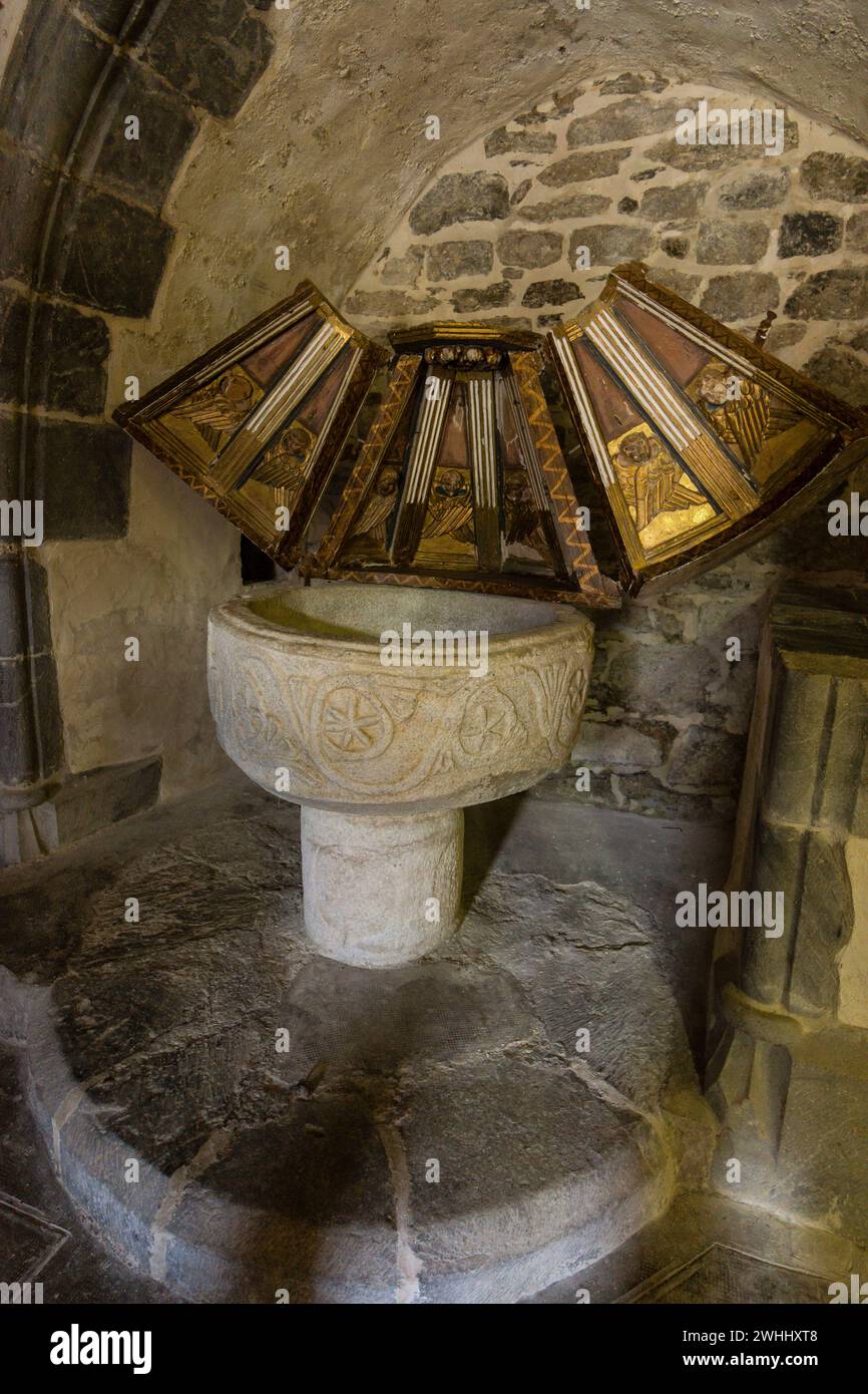 Pila bautismal romanica Stock Photo - Alamy