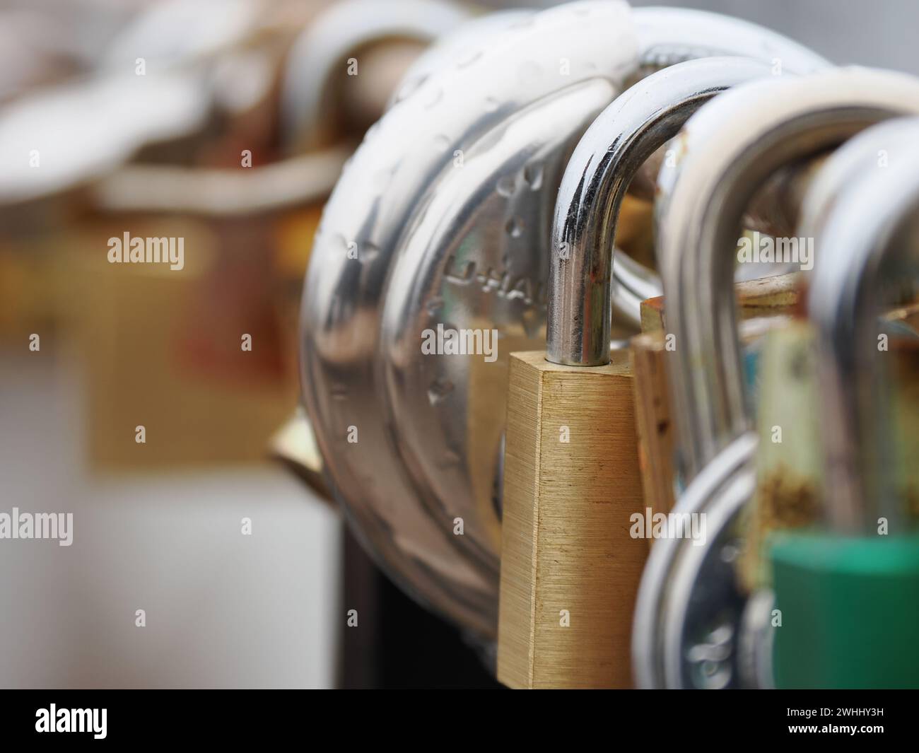Usa couple lock bridge hi-res stock photography and images - Alamy