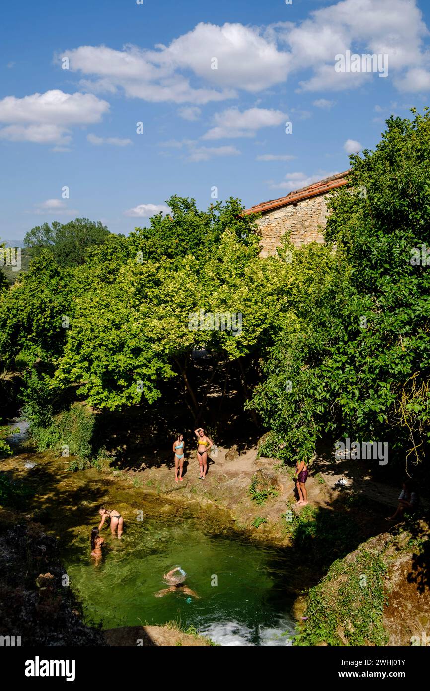 Group of bathers cooling off hi-res stock photography and images - Alamy
