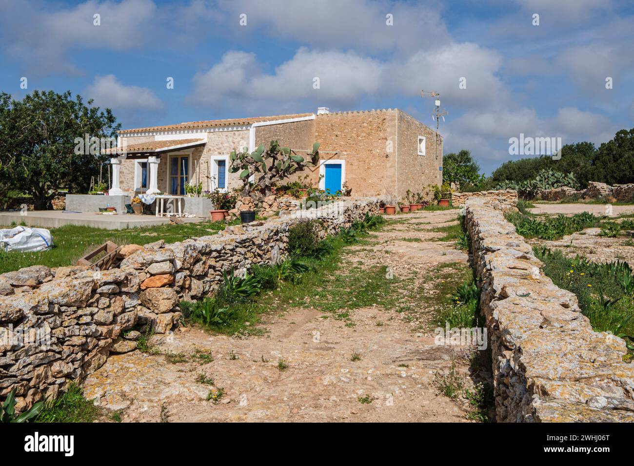 Traditional stone walls Stock Photo - Alamy