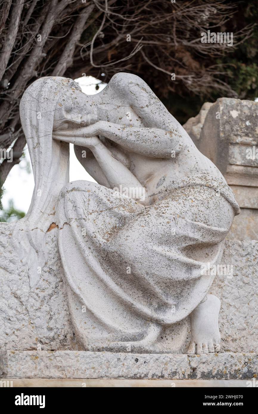 Female at funeral hi-res stock photography and images - Alamy