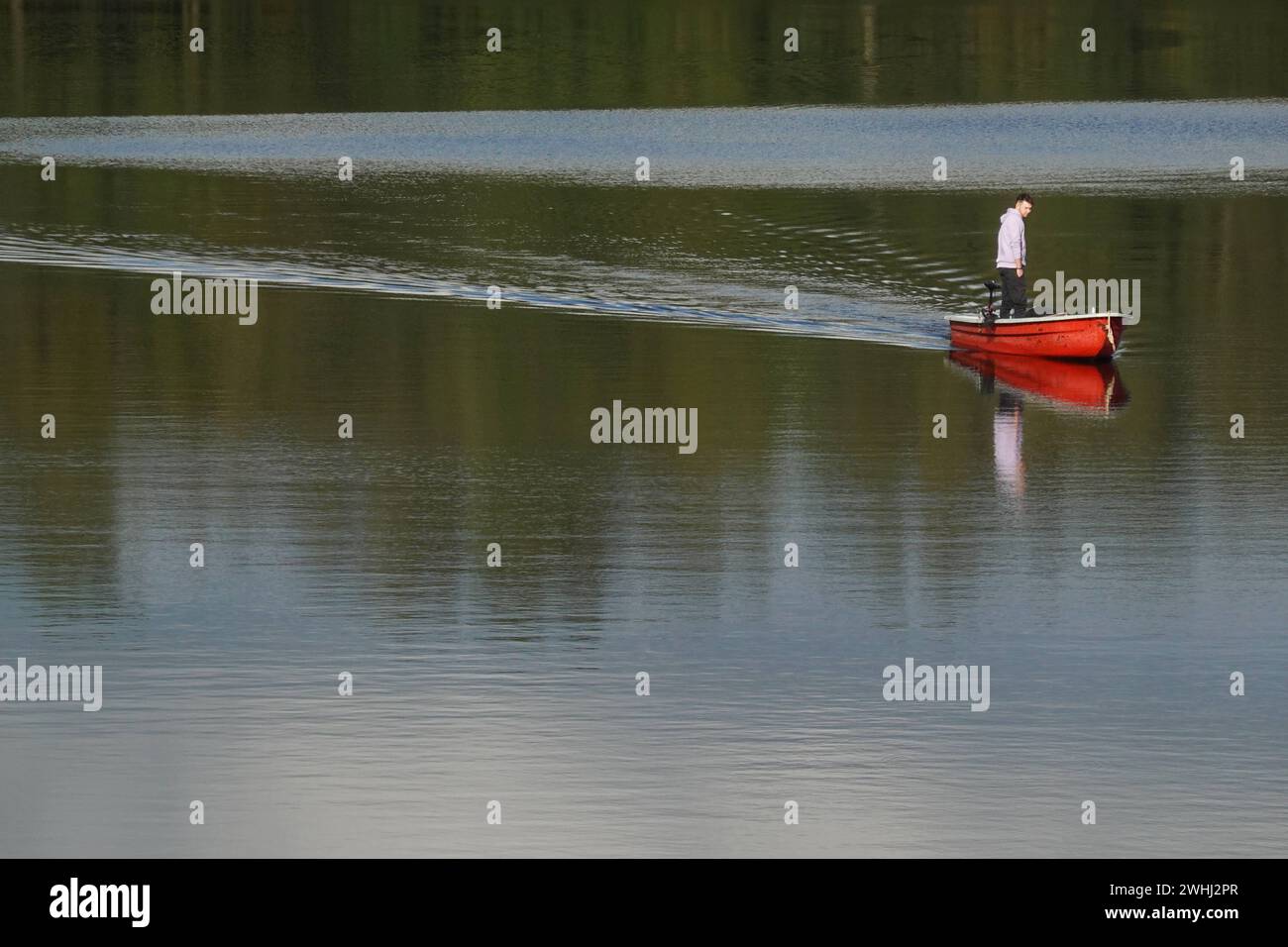 15.10.2022, Dranse, Brandenburg, GER - Jugendlicher faehrt stehend in ...