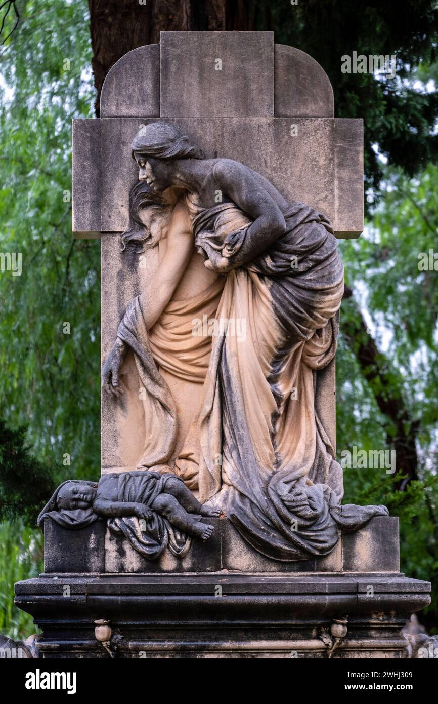 Sculptural tomb hi-res stock photography and images - Alamy