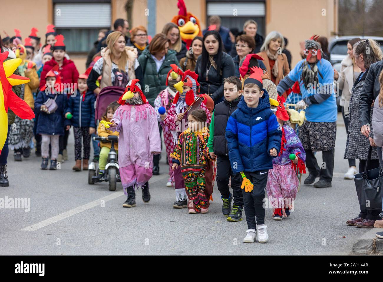 Hungarian folk costumes hi-res stock photography and images - Alamy