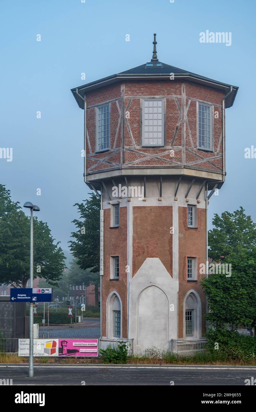 Brick round tower hi-res stock photography and images - Alamy