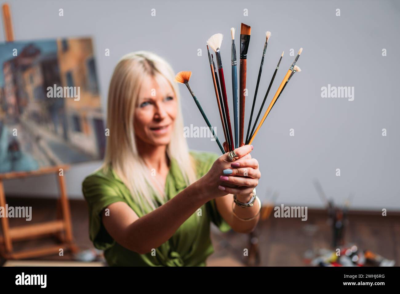 Young female painter artist hi-res stock photography and images - Alamy