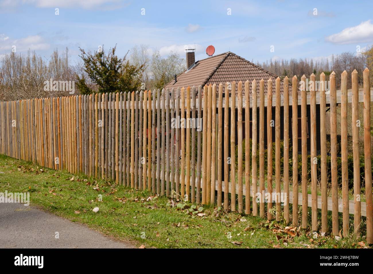 Pale wooden fence hi-res stock photography and images - Alamy